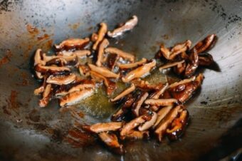 Shanghai Fried Noodles (Cu Chao Mian) - The Woks of Life
