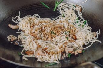 Longevity Noodles - Yi Mein (伊面） - The Woks of Life