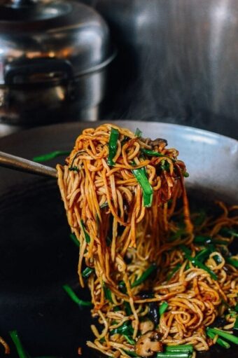 Longevity Noodles - Yi Mein (伊面） - The Woks of Life
