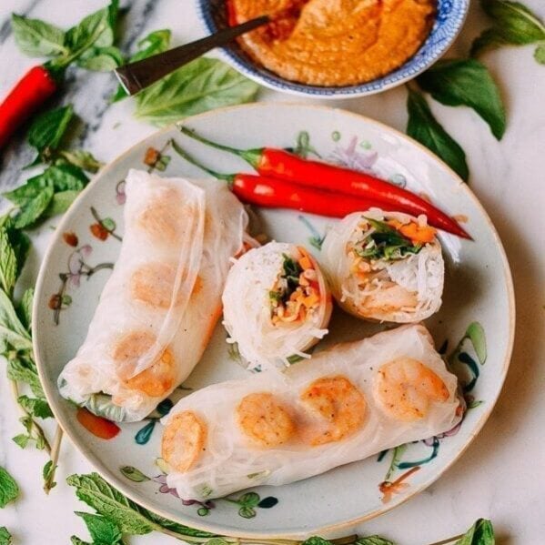 How to Wrap Spring Rolls: Both Chinese & Vietnamese! - The Woks of Life