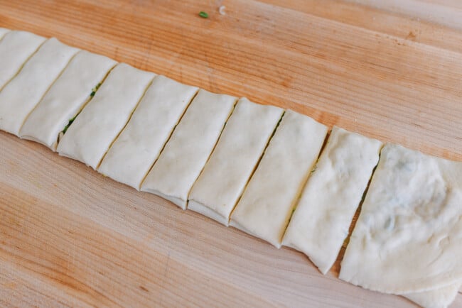 Hua Juan (Chinese Flower Rolls/Scallion Buns) - The Woks of Life