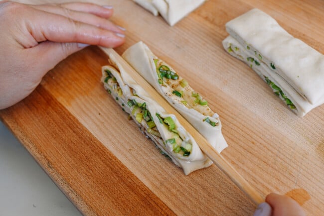 Hua Juan (Chinese Flower Rolls/Scallion Buns) - The Woks of Life