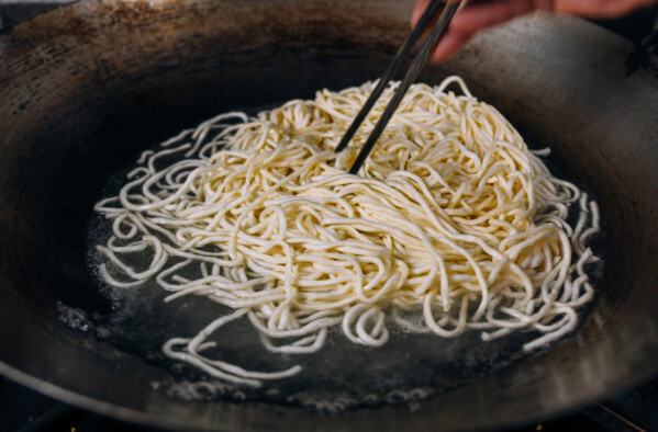 Lobster Noodles (Yee Mein / E-Fu Noodles) - The Woks of Life