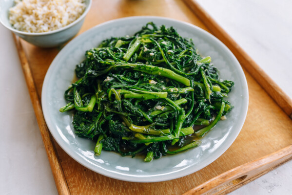 Stir-Fried Tong ho (Chrysanthemum Greens - 炒茼蒿) - The Woks of Life
