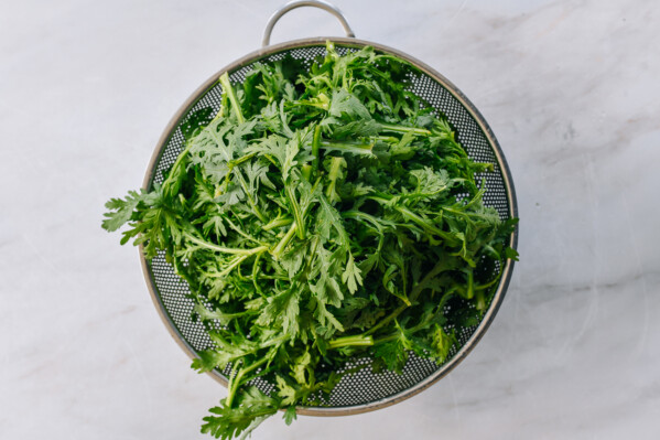 Stir-Fried Tong ho (Chrysanthemum Greens - 炒茼蒿) - The Woks of Life